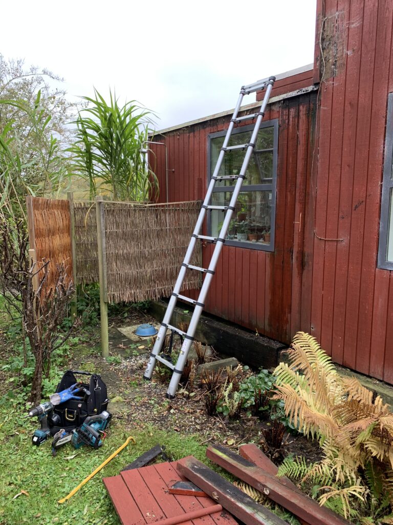 Renovering af råd i træ-ydervæg og montering af tagrender.